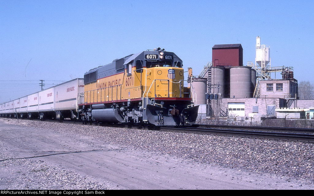 UP 6071 with Roadrailers